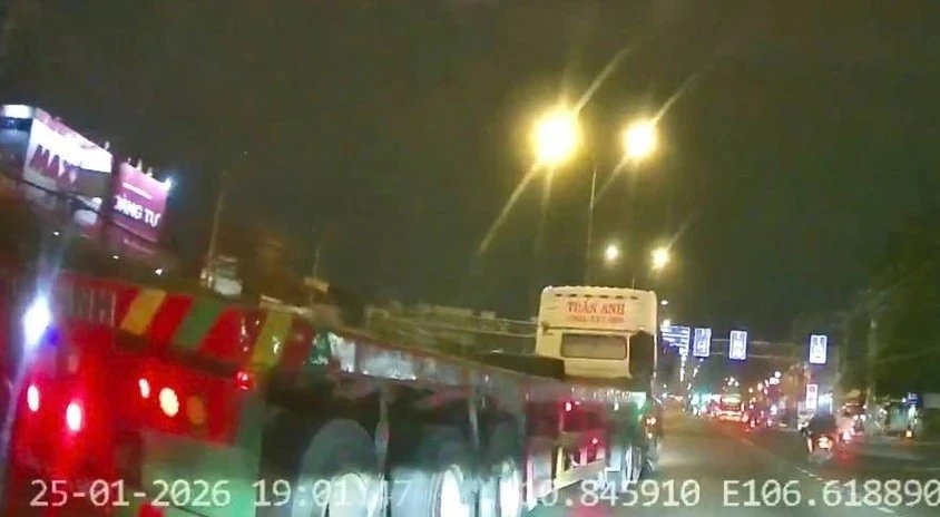 Xác minh clip xe đầu kéo chèn ép ô tô trên đường Đỗ Mười