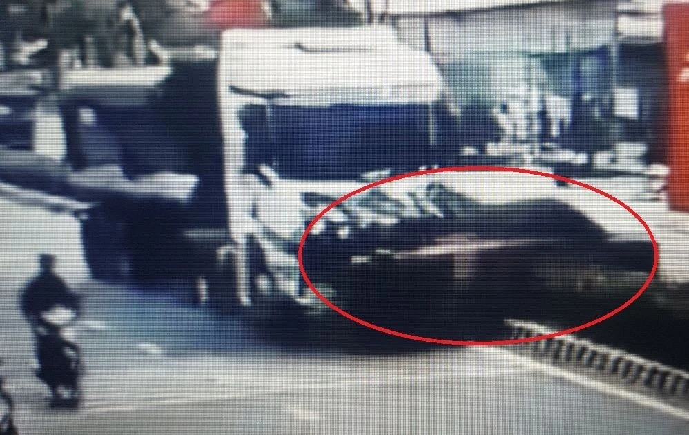 Tai nạn giữa xe ben và bán tải trên ĐT.744, tài xế bị thương