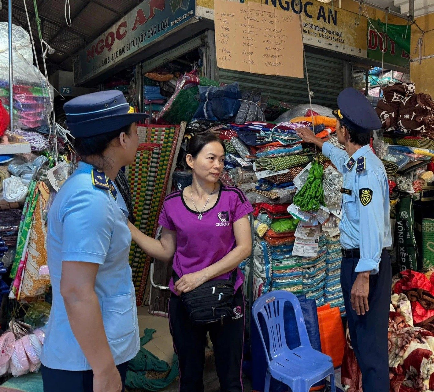 Quản lý thị trường tạm giữ lô dép Crocs nghi giả